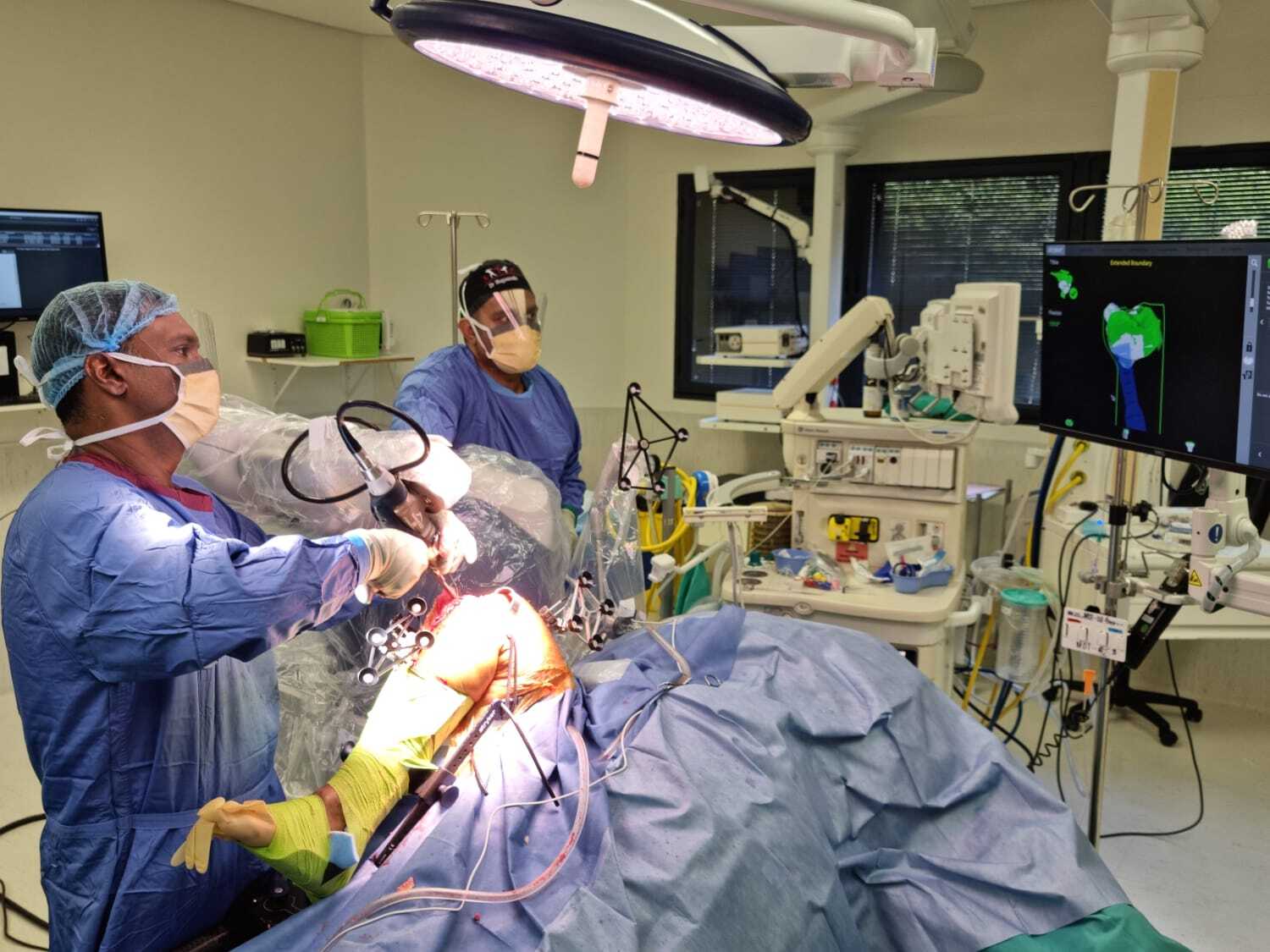 Celebrating the 100th MAKO SmartRobotics™ knee and hip replacement | Lenmed